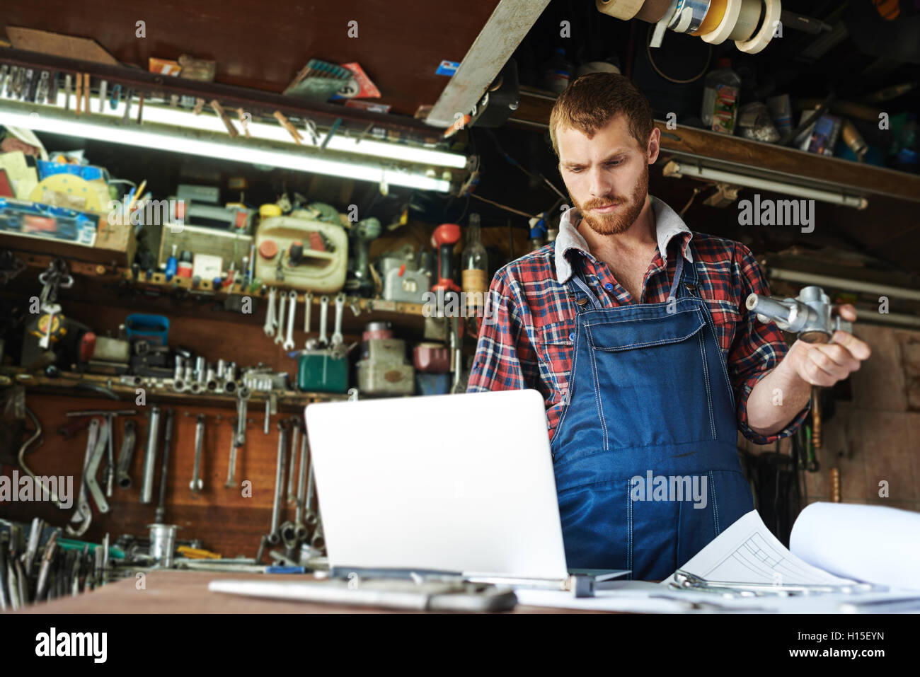Busy mechanic hi-res stock photography and images - Alamy