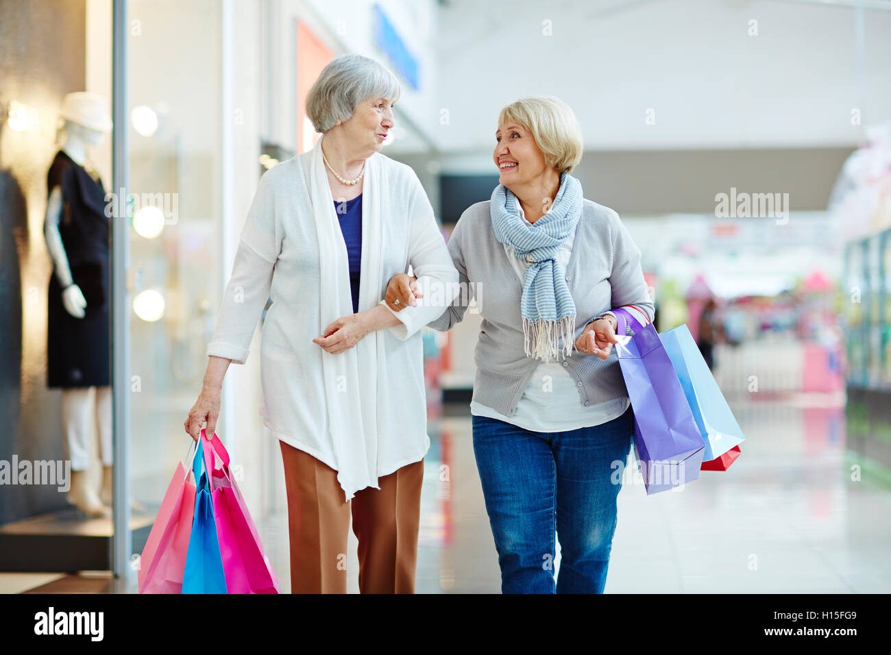 Shoppers carrying hi-res stock photography and images - Alamy
