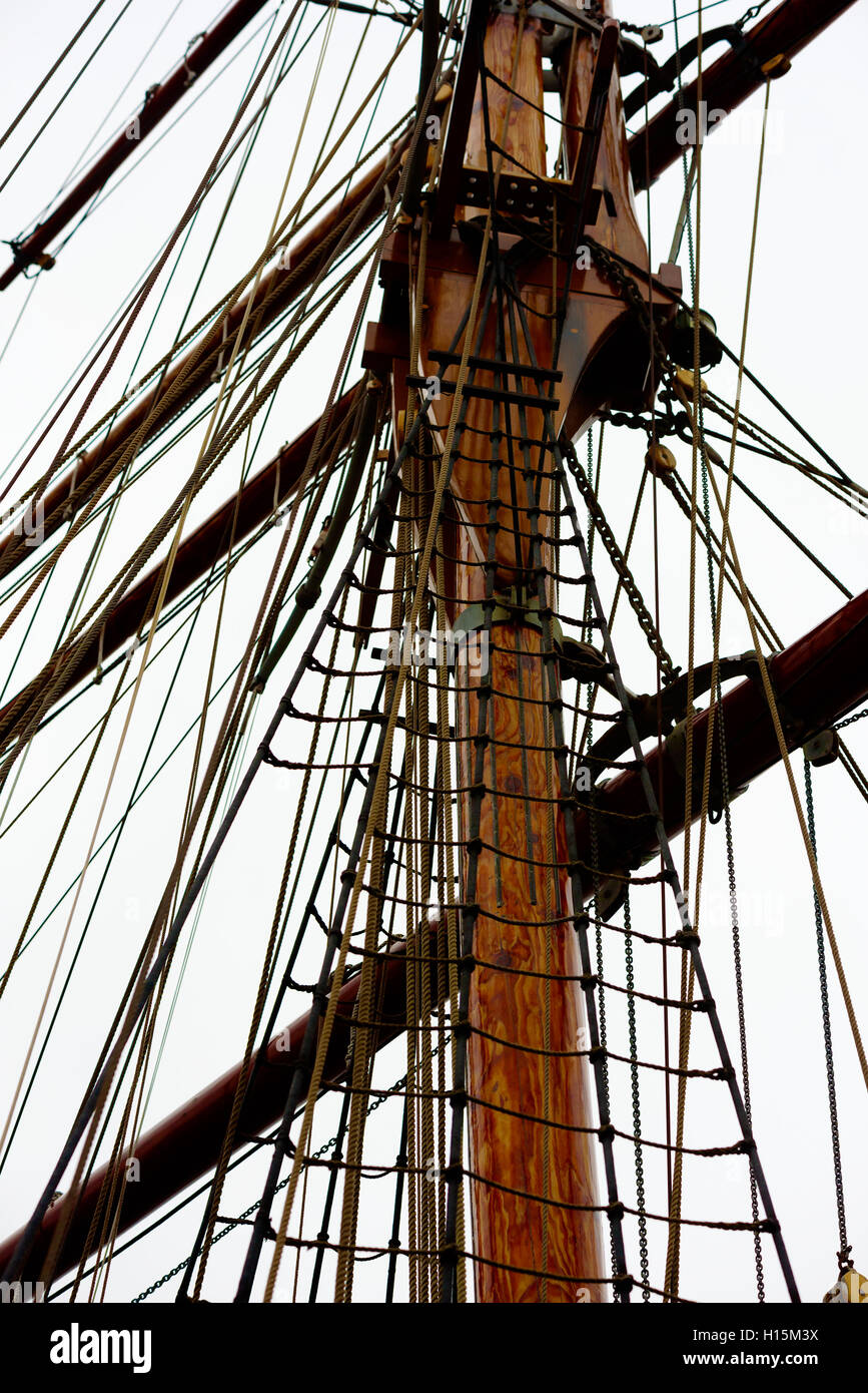 Wooden mast hi-res stock photography and images - Alamy