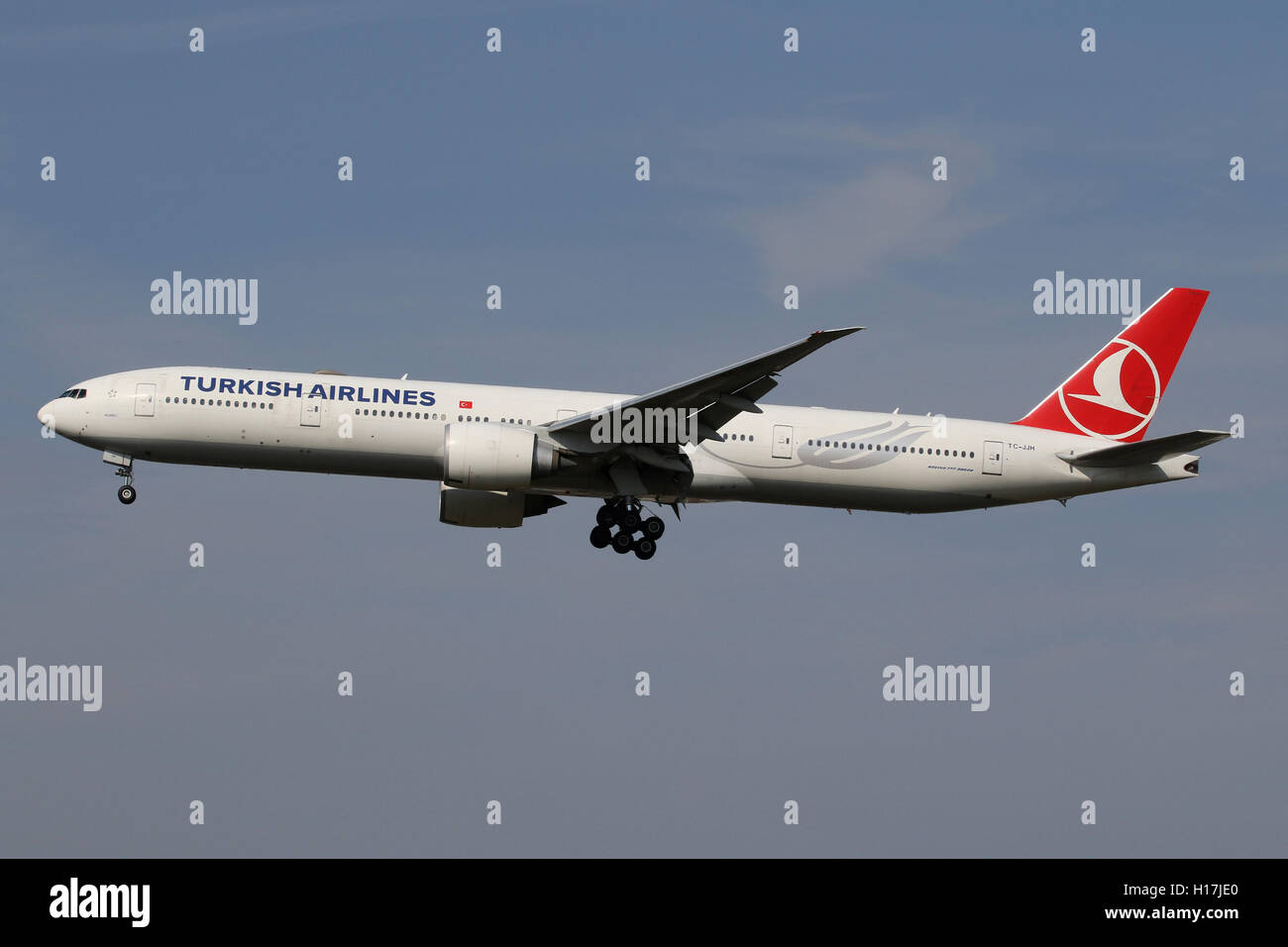 Turkish 777 landing hi-res stock photography and images - Alamy