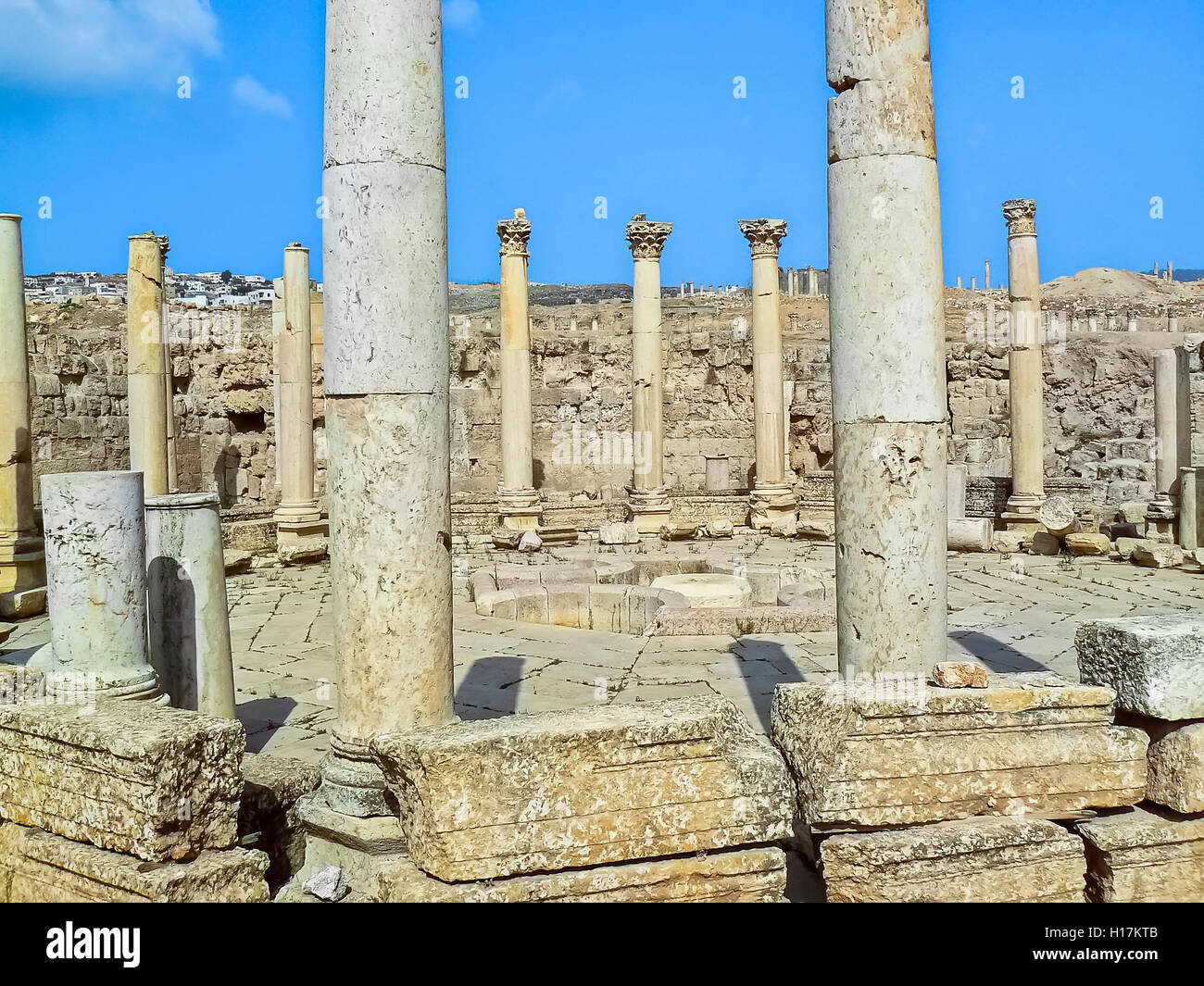 Roman temples hi-res stock photography and images - Alamy