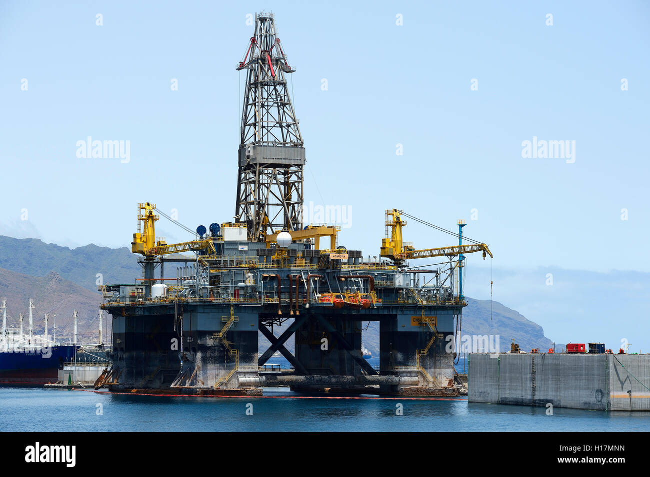 Harbour energy oil rig hi-res stock photography and images - Alamy