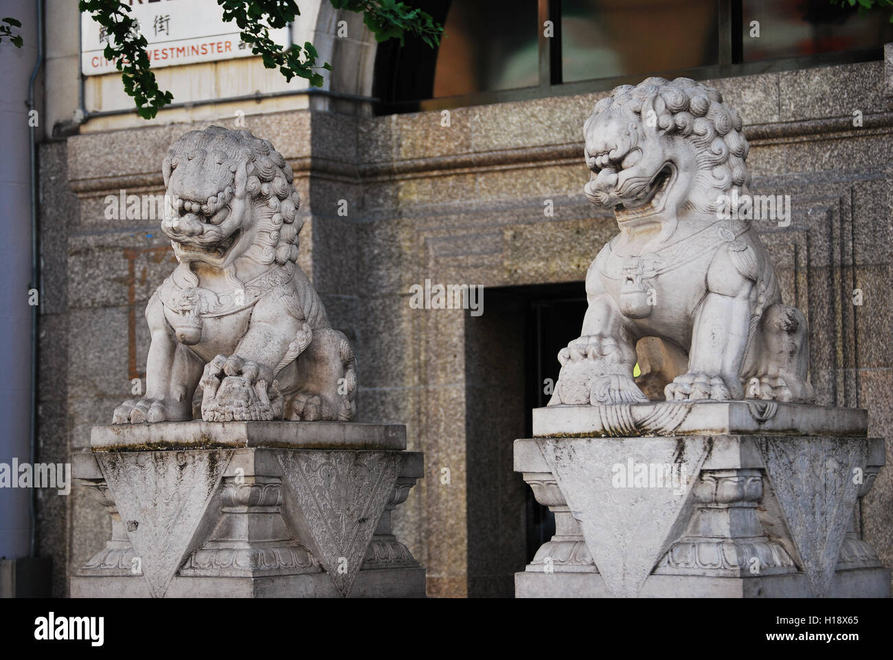 photo of two Chinese dragons guarding an entrance Stock Photo - Alamy