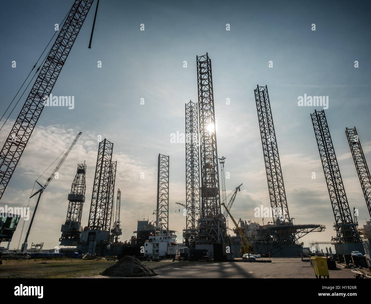 Jack up drilling rigs hi-res stock photography and images - Alamy