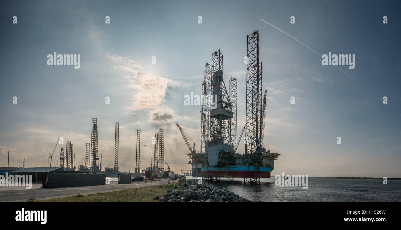 Jack up drilling rigs hi-res stock photography and images - Alamy