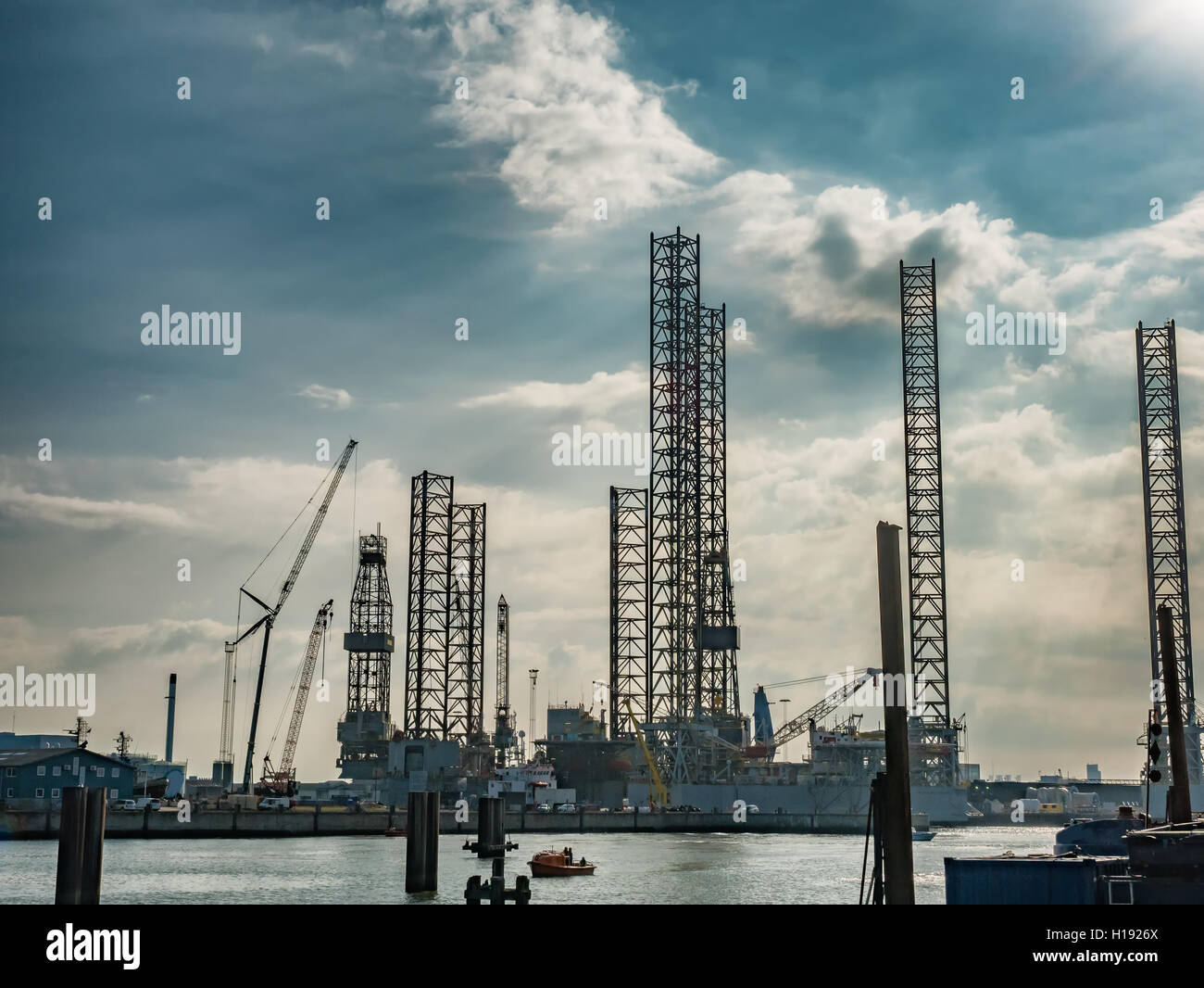 Jack up drilling rigs hi-res stock photography and images - Alamy