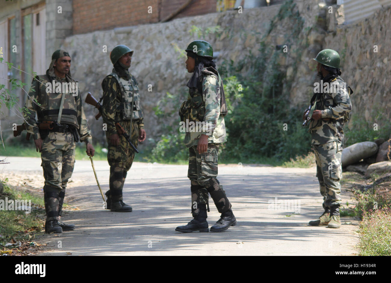 Srinagar, India. 22nd Sep, 2016. Indian army soldiers walk towards an ...
