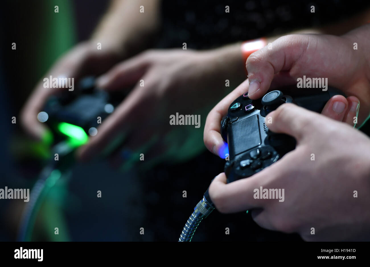 Playstation 4 gamers hi-res stock photography and images - Alamy