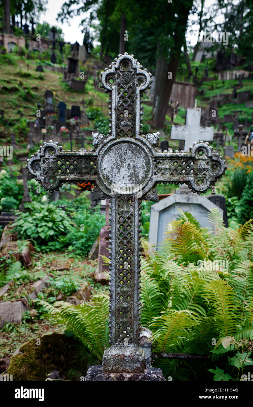 Old rusty metal cross in a cemetery, forgotten grave Stock Photo - Alamy