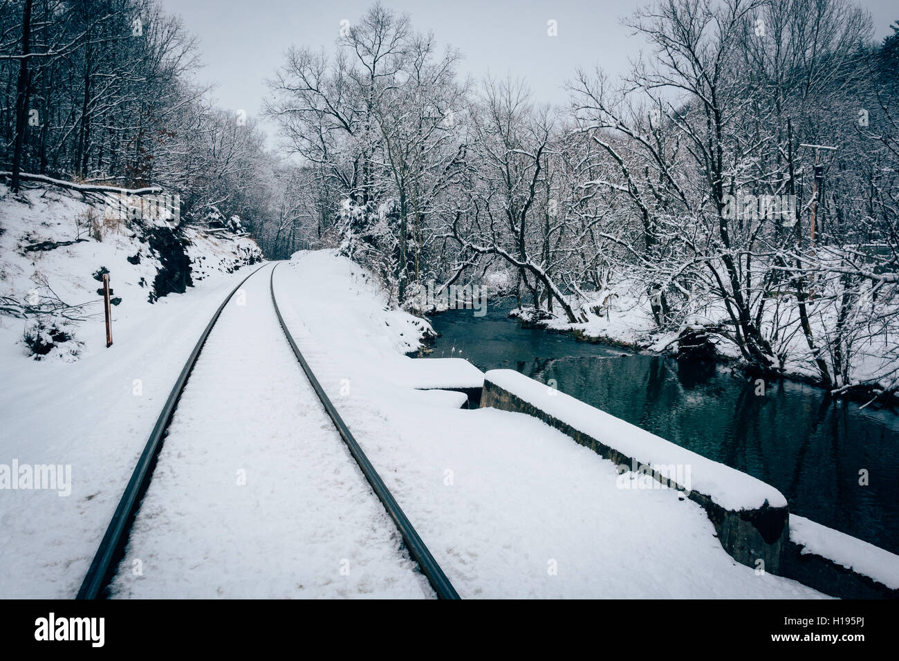 Farm track snow trees hi-res stock photography and images - Alamy
