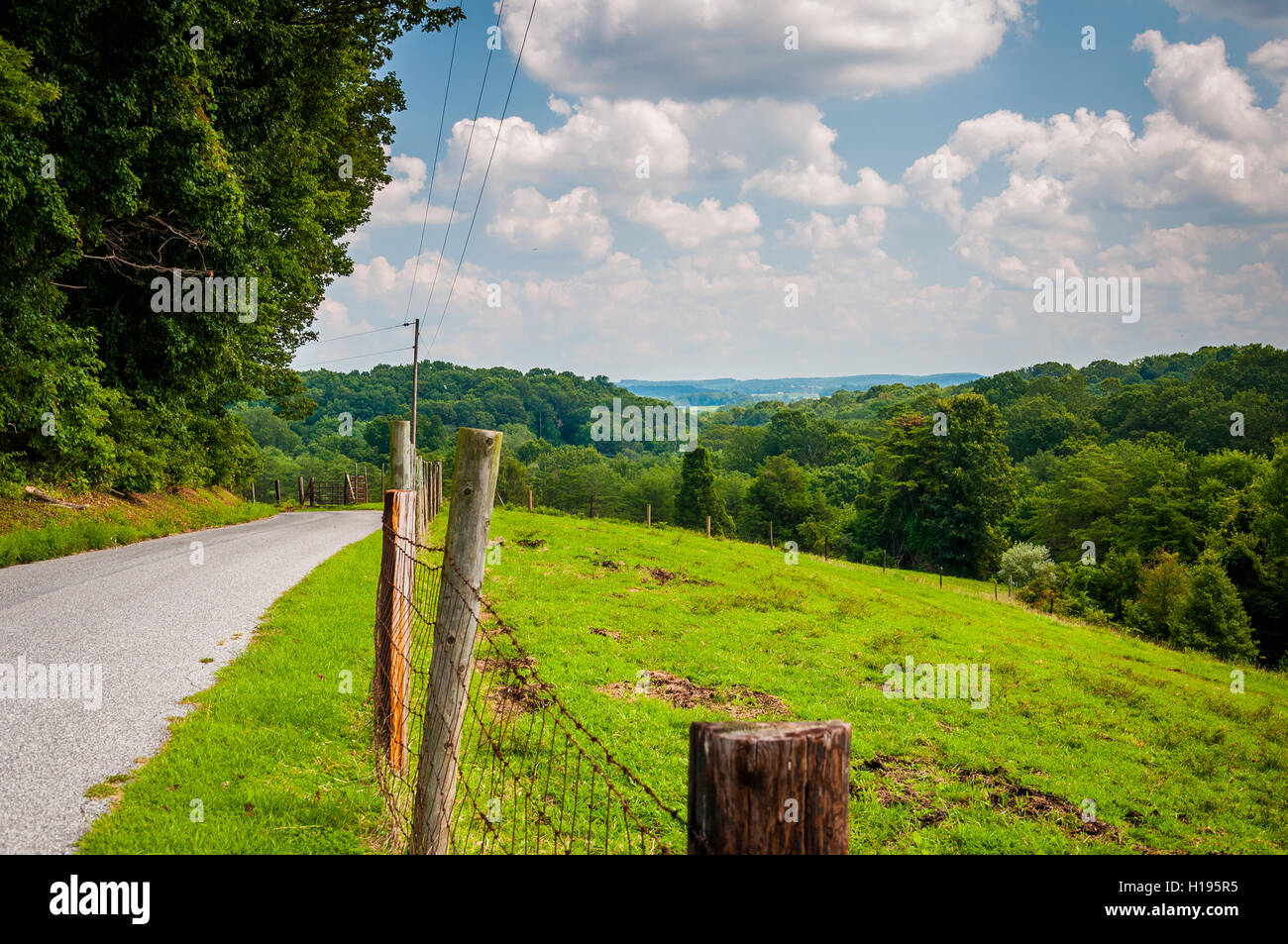 Country hills landscape road rural hi-res stock photography and images ...