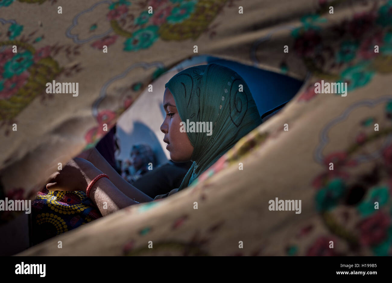 Dibaga, Iraq. 23rd Sep, 2016. A girl is seen when she is sew her ...