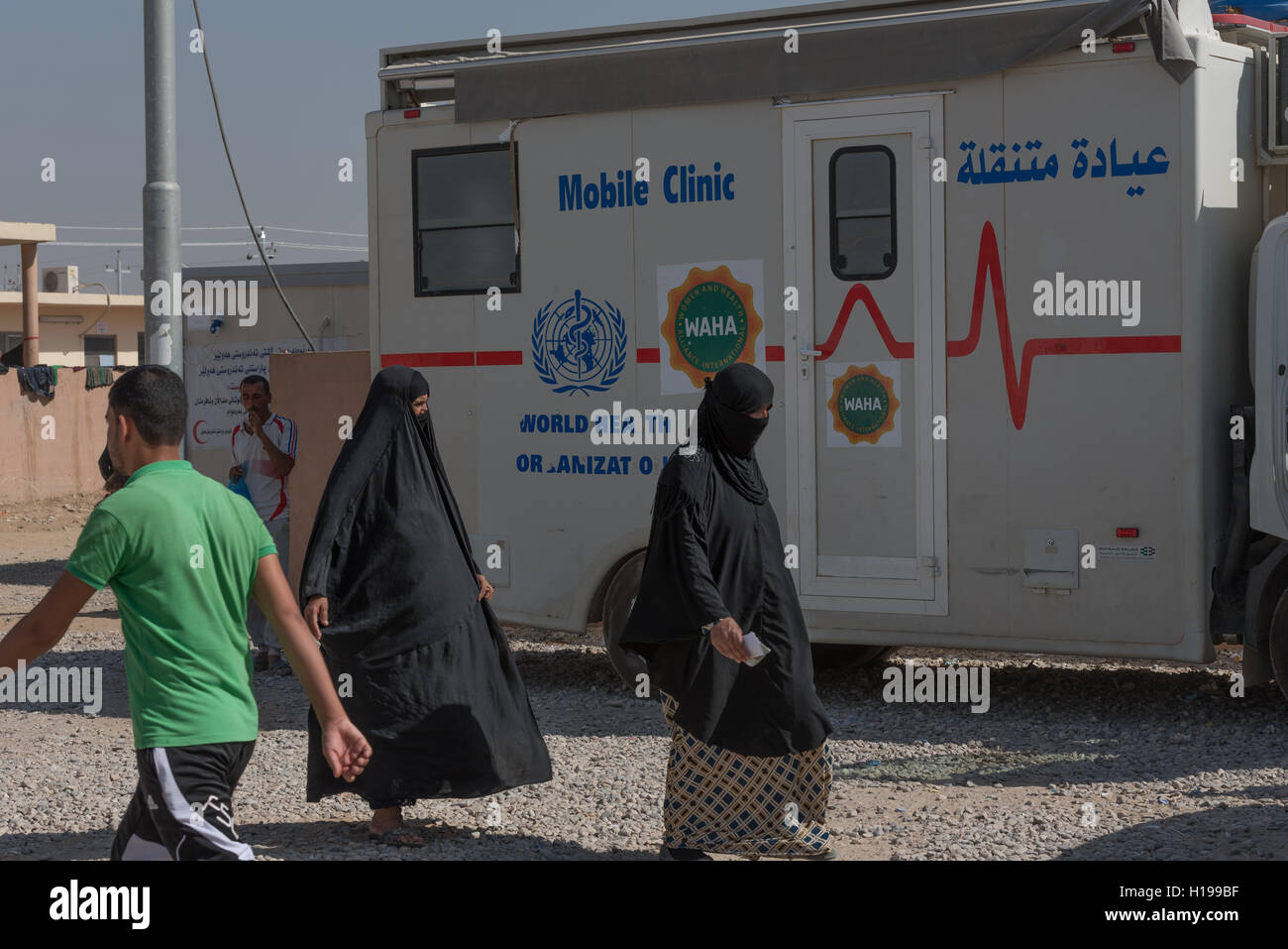 Dibaga, Iraq. 23rd Sep, 2016. Displaced Arab Iraqis woman are walking ...