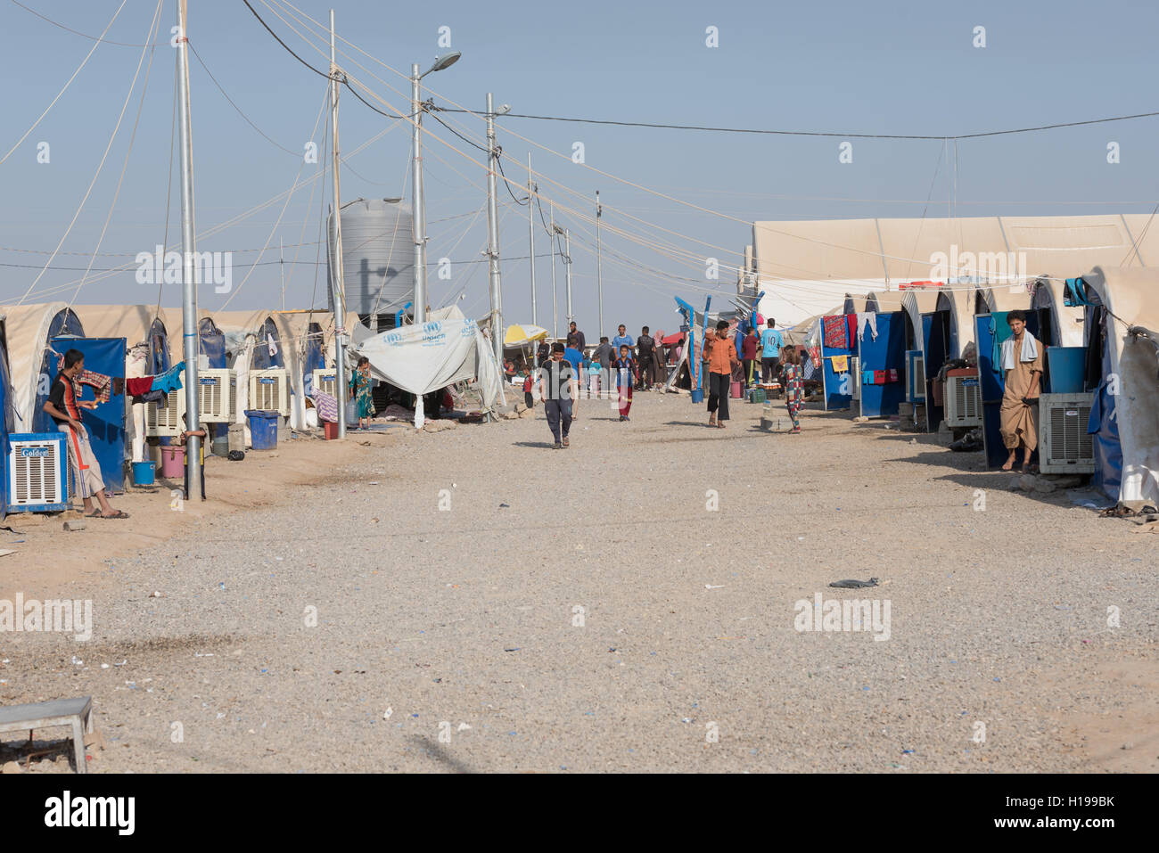 Dibaga, Iraq. 23rd Sep, 2016. Displaced Arab Iraqis are walking in the ...
