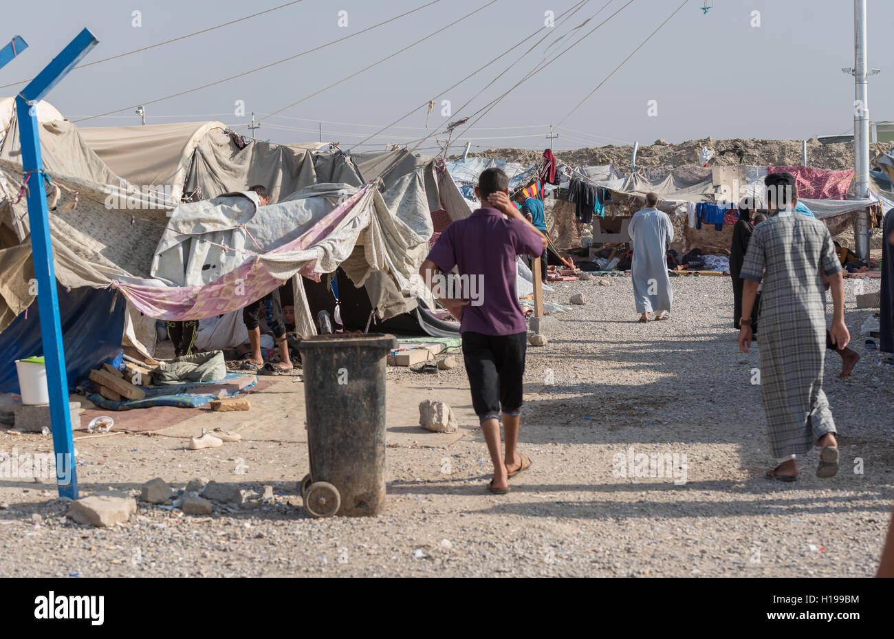 Dibaga, Iraq. 23rd Sep, 2016. New arrivals are waiting in makeshift ...