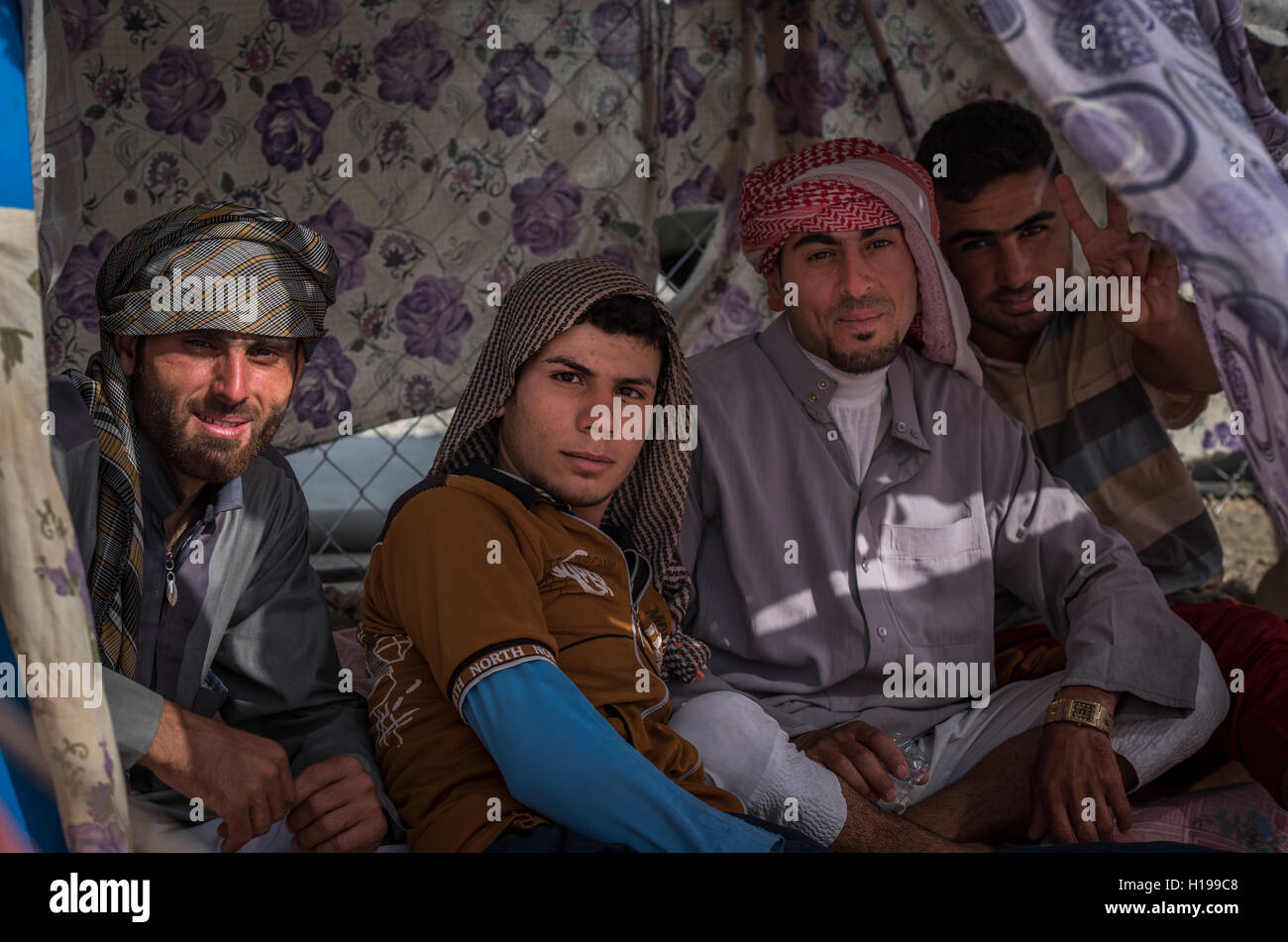Dibaga, Iraq. 23rd Sep, 2016. Displaced Iraqi rests inside the men tent ...