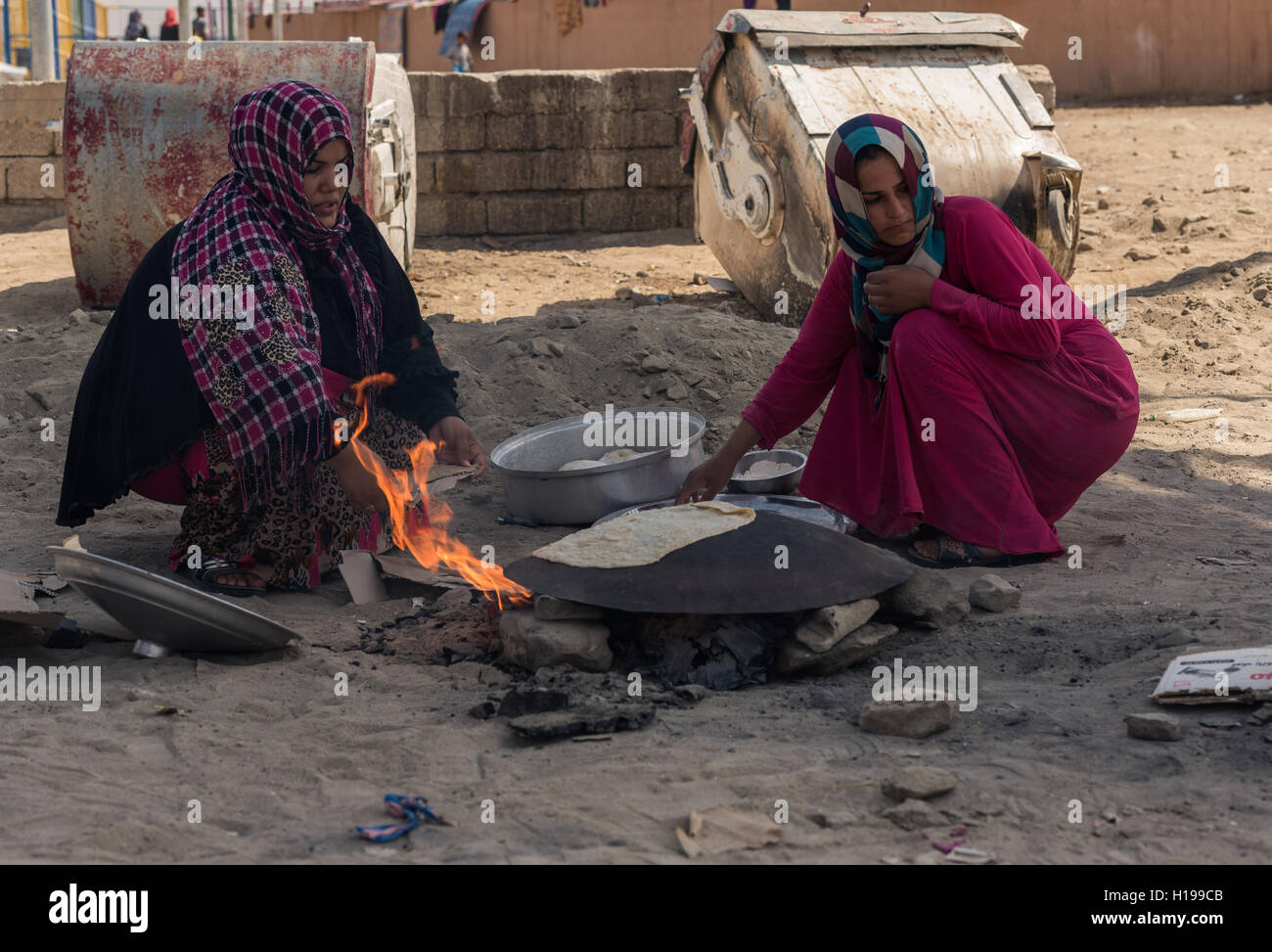 Dibaga, Iraq. 23rd Sep, 2016. Two Iraqi women are baking naan (bread ...