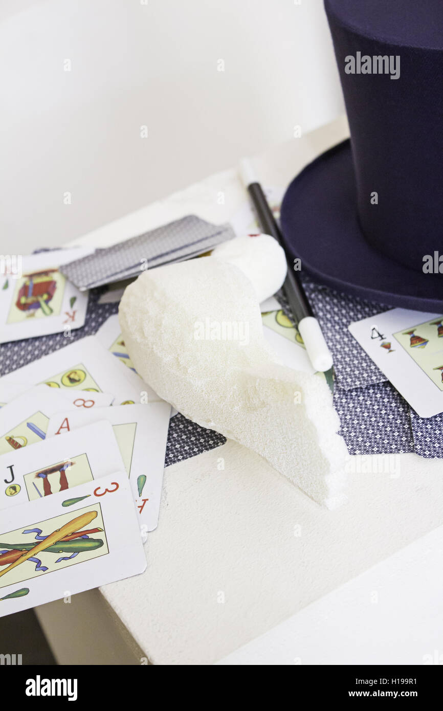 Playing cards magic trick hi-res stock photography and images - Alamy