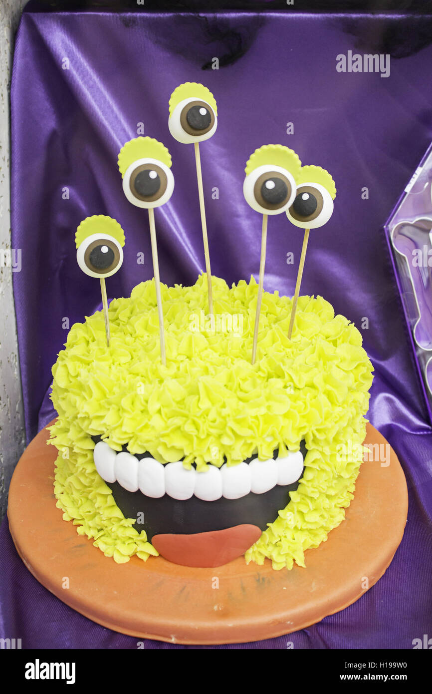 Tart monsters and eyes, halloween and food Stock Photo - Alamy