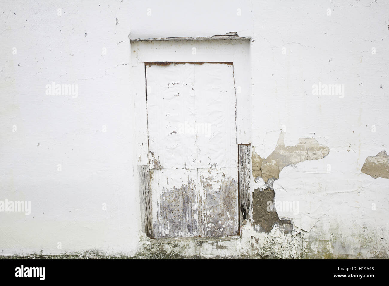 White door broken in urban building wall Stock Photo - Alamy