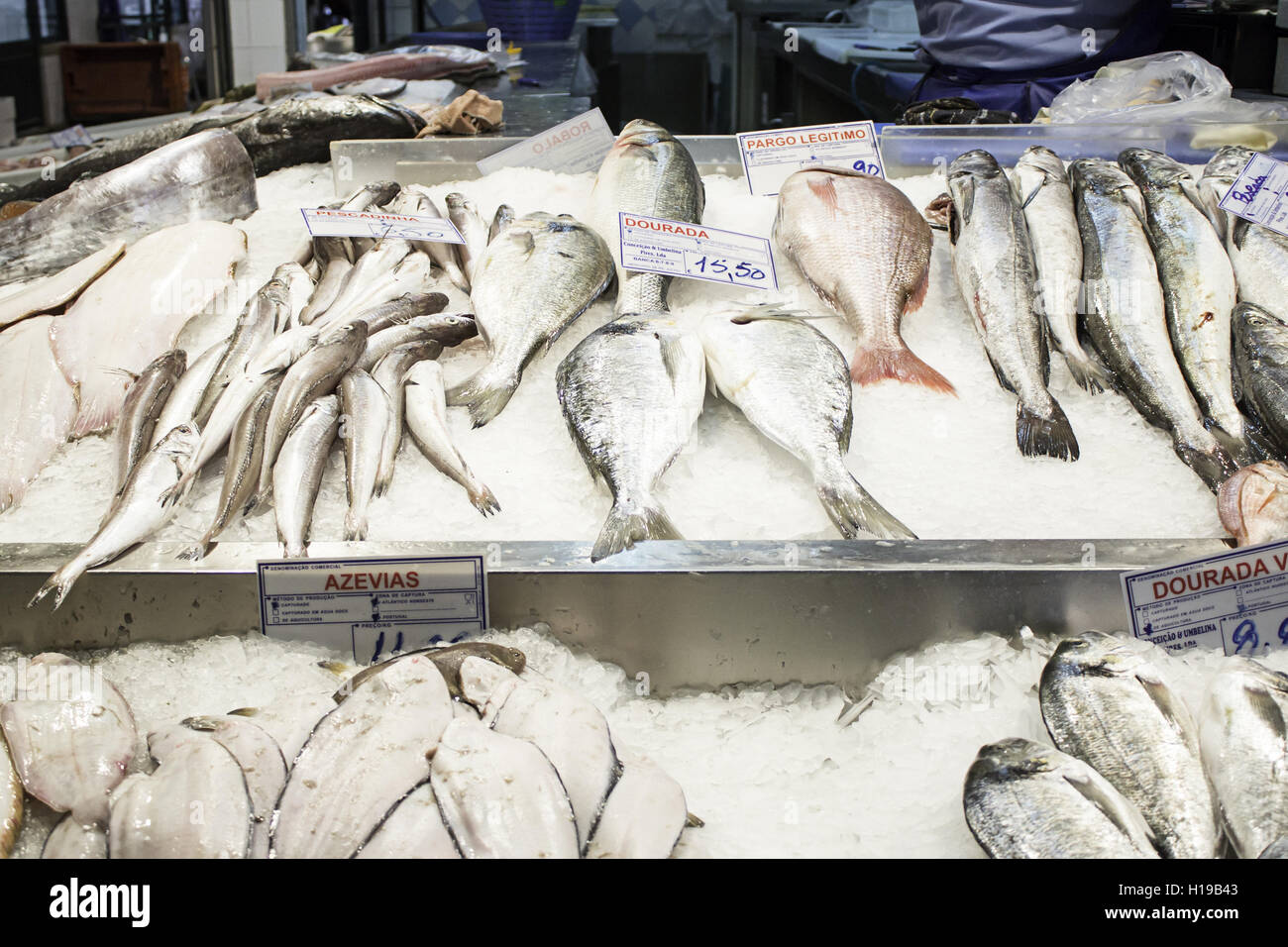 Fish in fish market counter with ice, food Stock Photo - Alamy