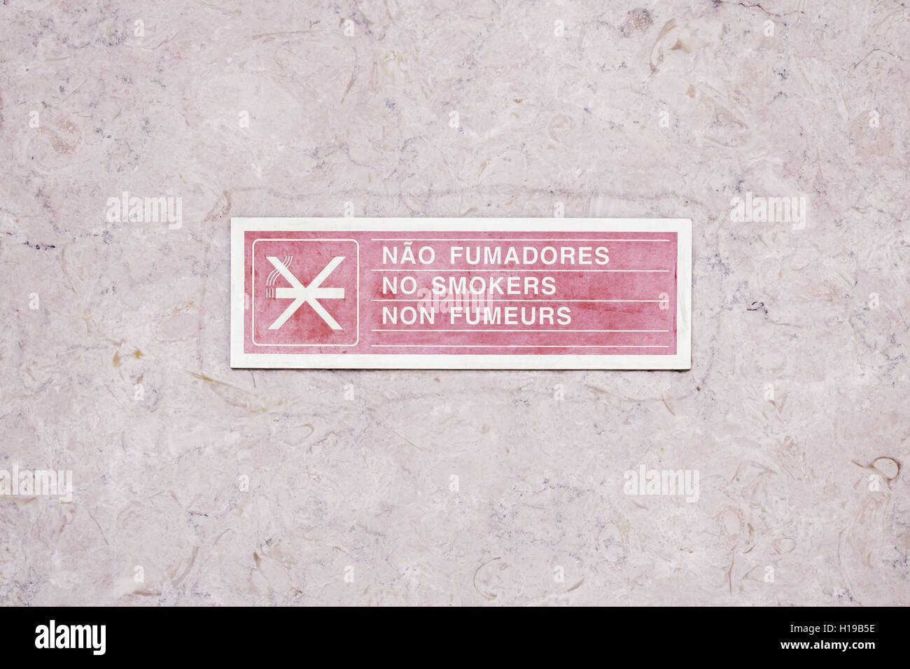 Sign smoke city street, addition Stock Photo - Alamy