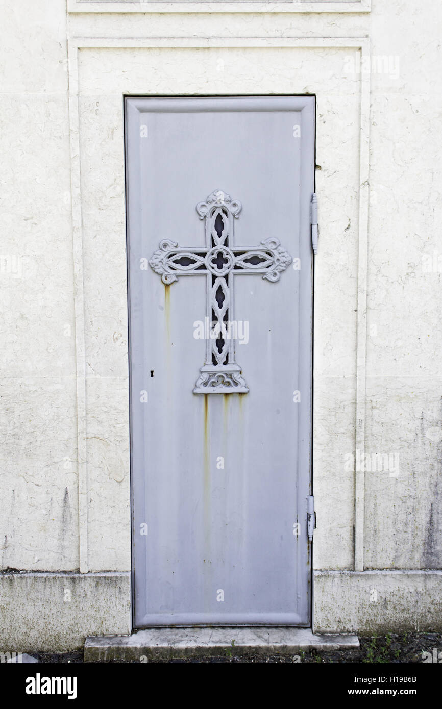 Gate metal grave cemetery, religion Stock Photo - Alamy