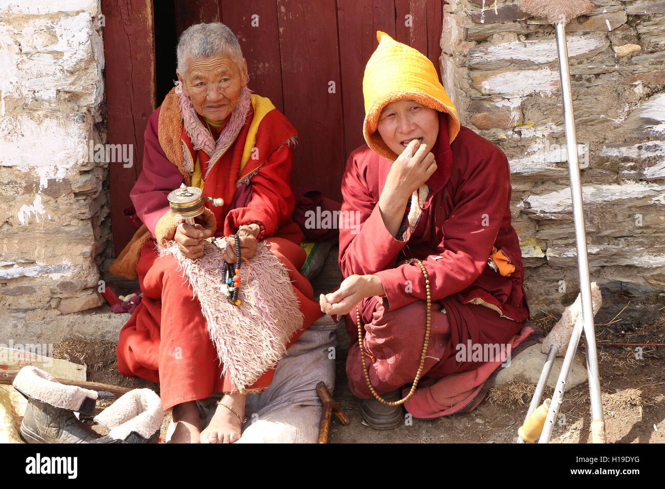 Monks relax outside their home in Tagong - China Stock Photo - Alamy