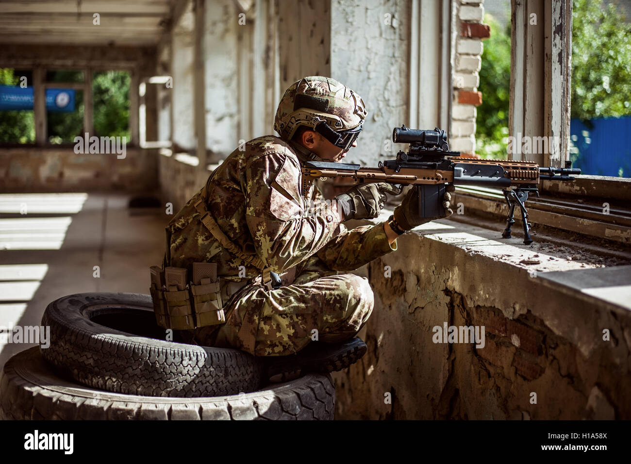 Military man sniper with automatic rifle with a telescopic sight ...