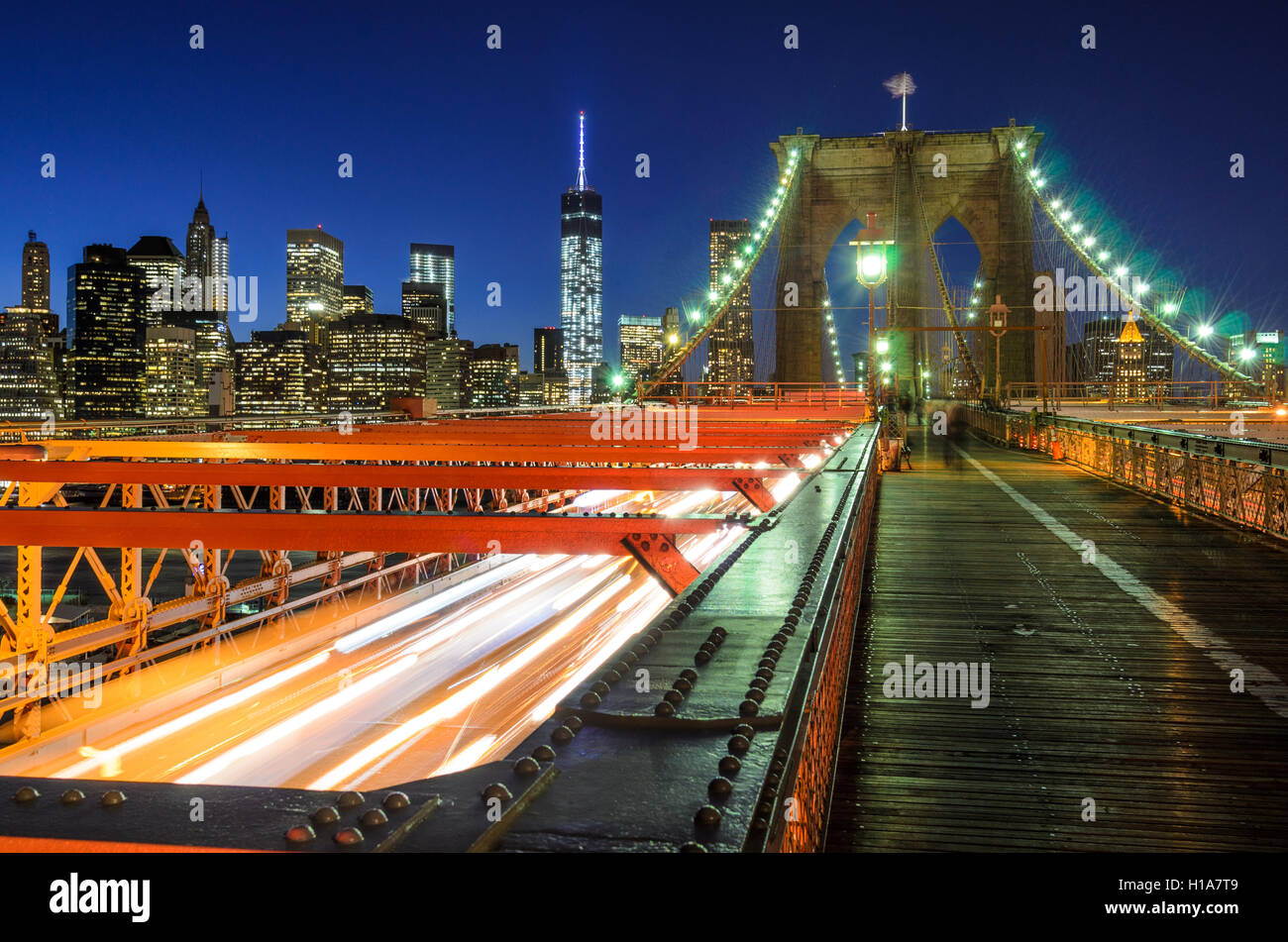 Light Trails from cars passing over Brooklyn Bridge overlooking the ...