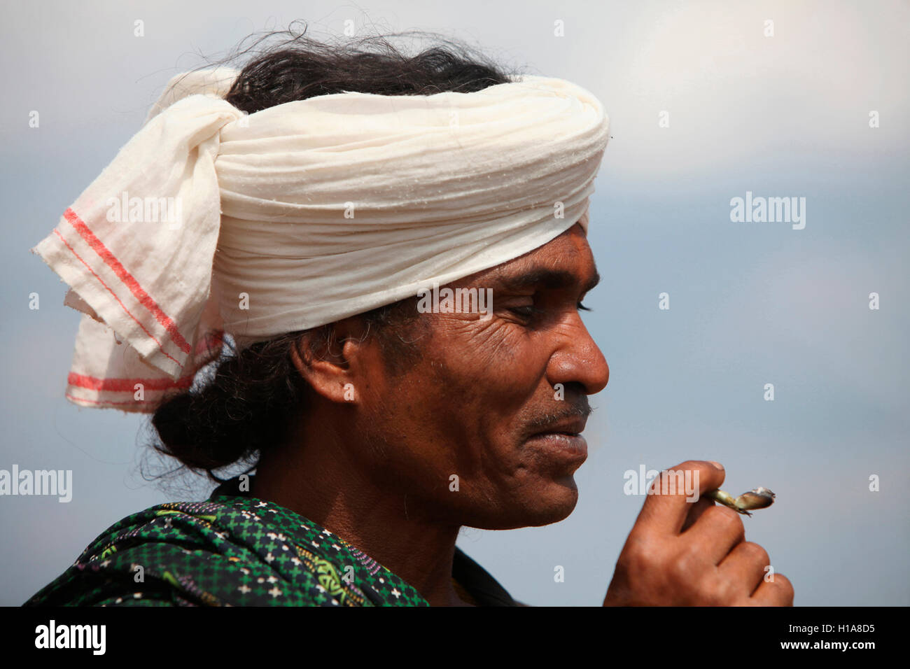 Poor indian smoking food hi-res stock photography and images - Alamy
