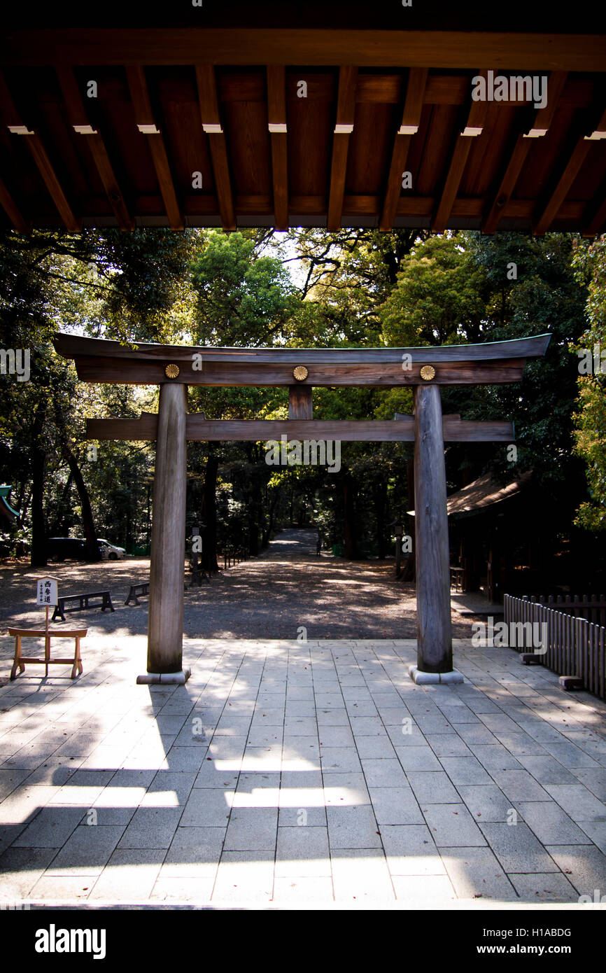 A large wooden gate at the Meiji Shrine in Tokyo, Japan Stock Photo - Alamy