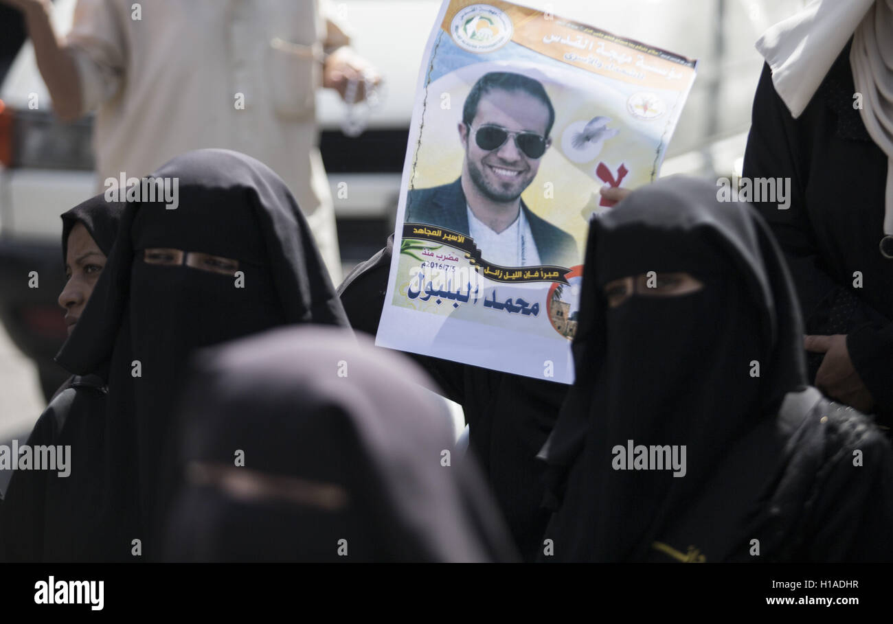 Gaza City, The Gaza Strip, Palestine. 22nd Sep, 2016. Palestinians take ...