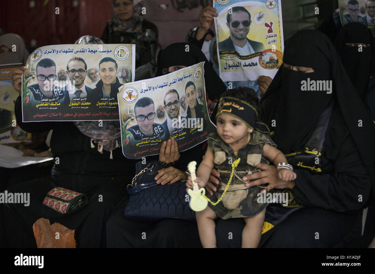 Gaza City, The Gaza Strip, Palestine. 22nd Sep, 2016. Palestinians take ...