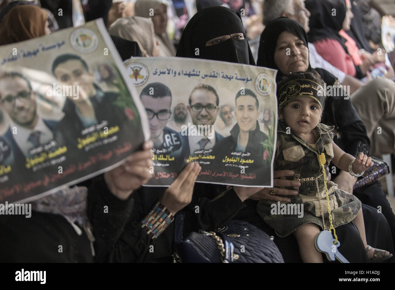 Gaza City, The Gaza Strip, Palestine. 22nd Sep, 2016. Palestinians take ...
