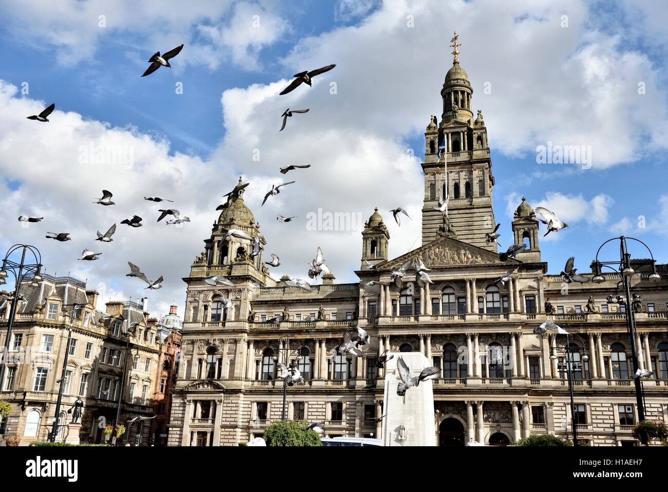 Flying pigeons in city centre hi-res stock photography and images - Alamy