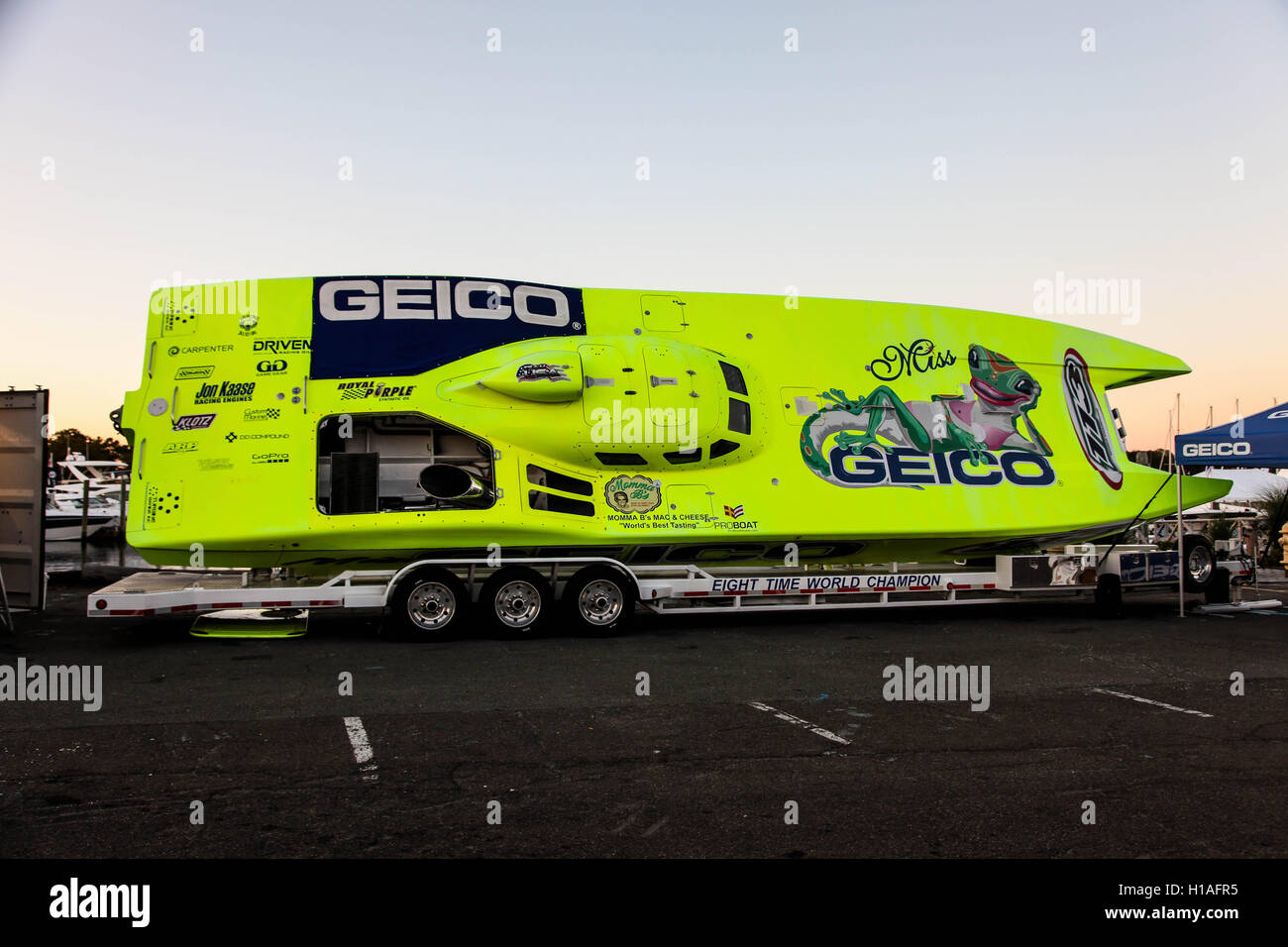 Geico speed boat hi-res stock photography and images - Alamy