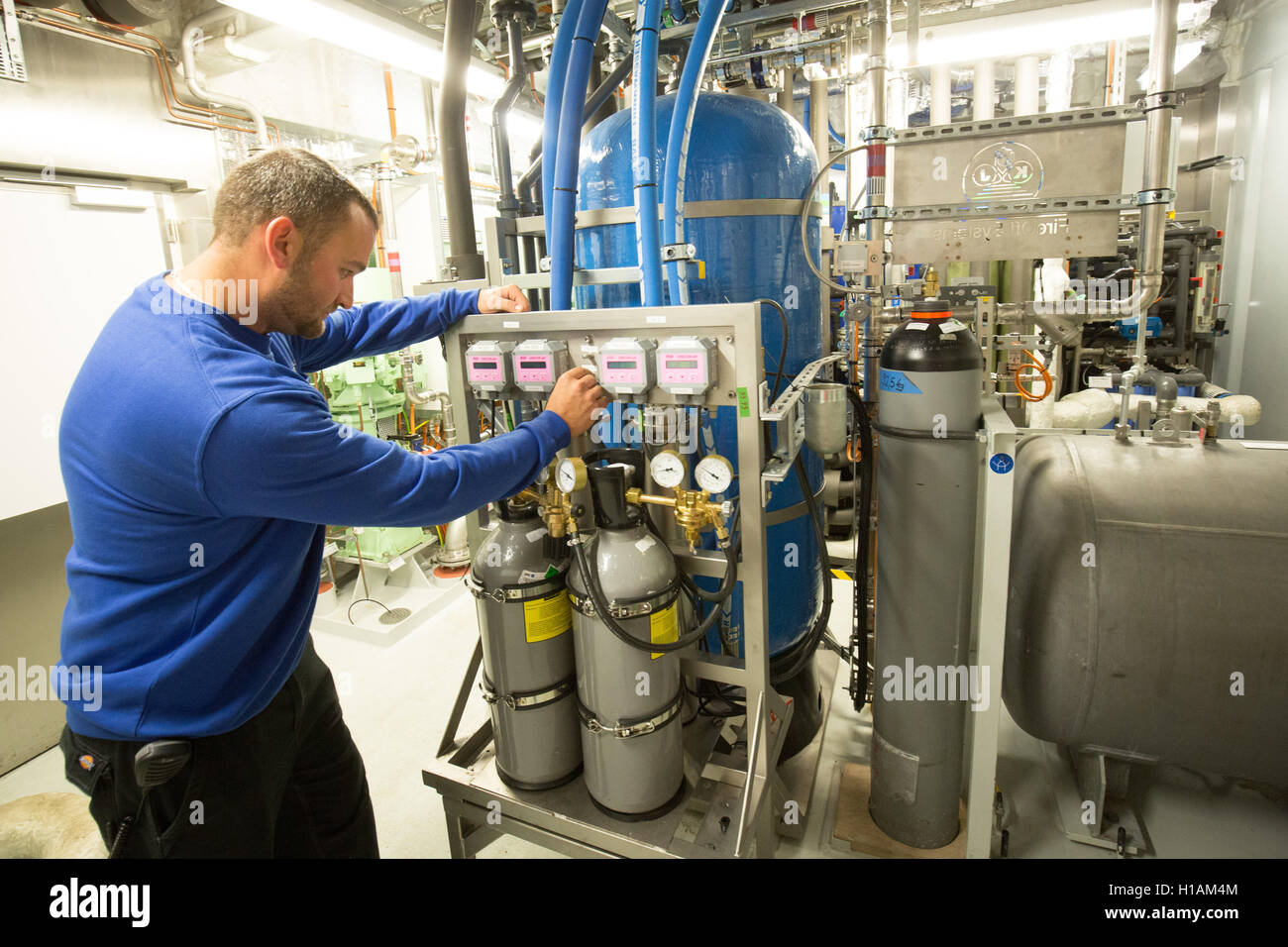 North sea offshore platform under construction hi-res stock photography ...