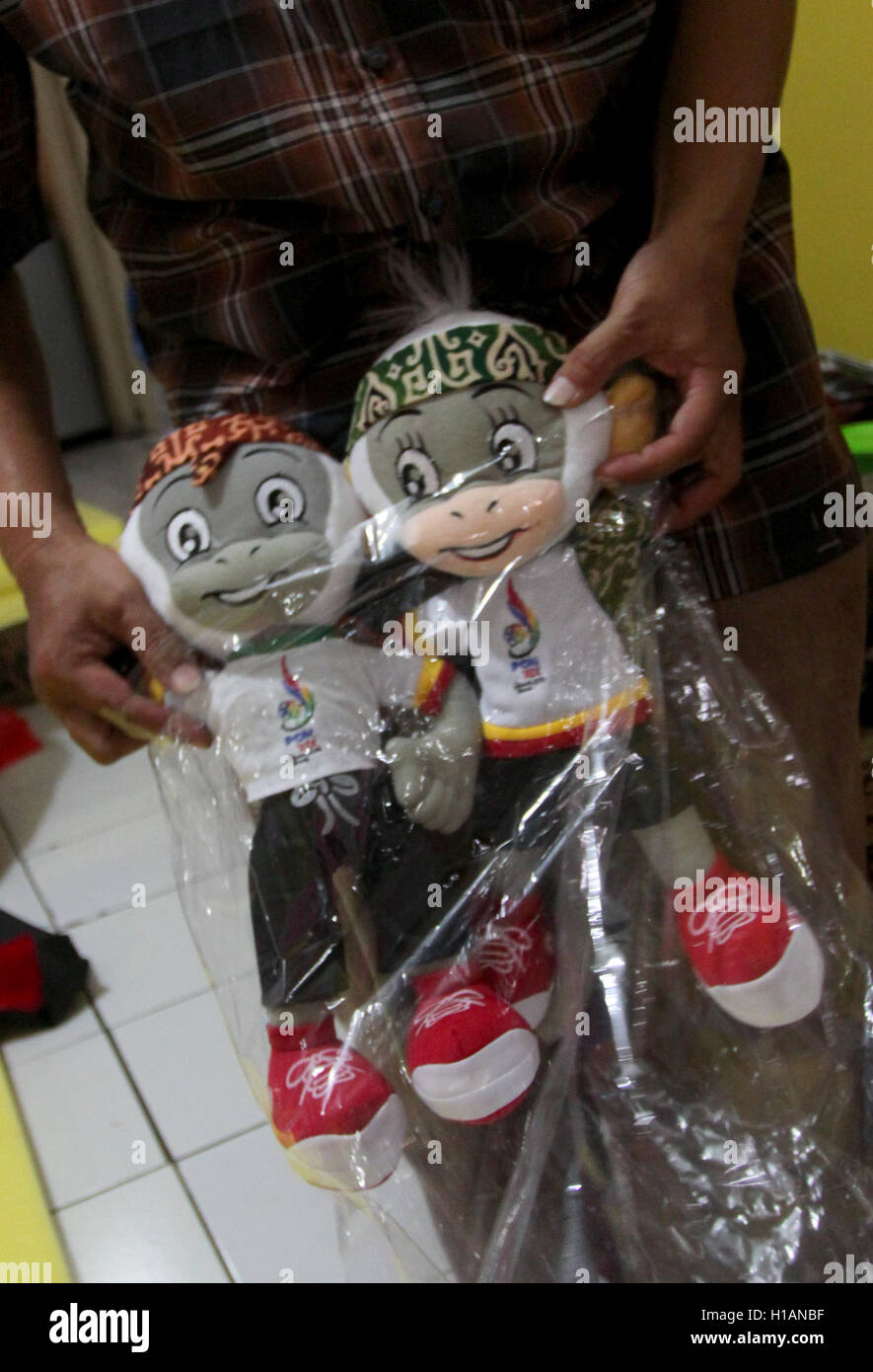 Bandung, west java, Indonesia. 23rd Sep, 2016. doll craftsmen make the ...