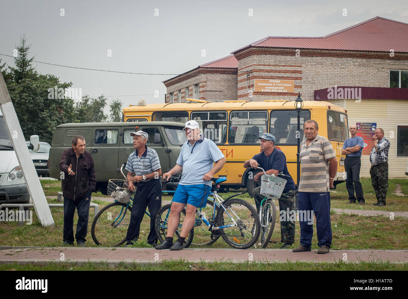 Village Of Bondari, Tambov region, Russia. 23rd Sep, 2016. Men with ...