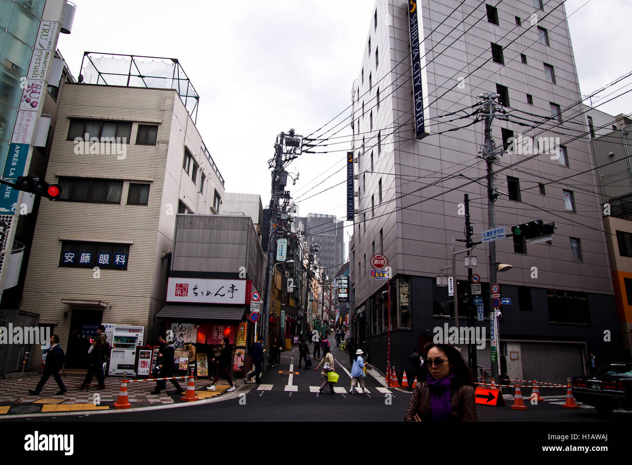 Man in alleyway tokyo hi-res stock photography and images - Alamy