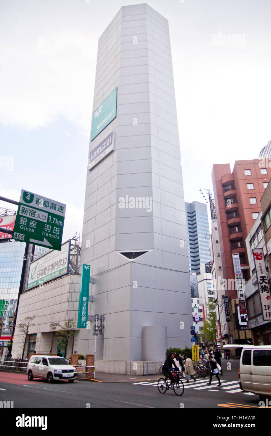 A tall white building in Tokyo, Japan Stock Photo - Alamy