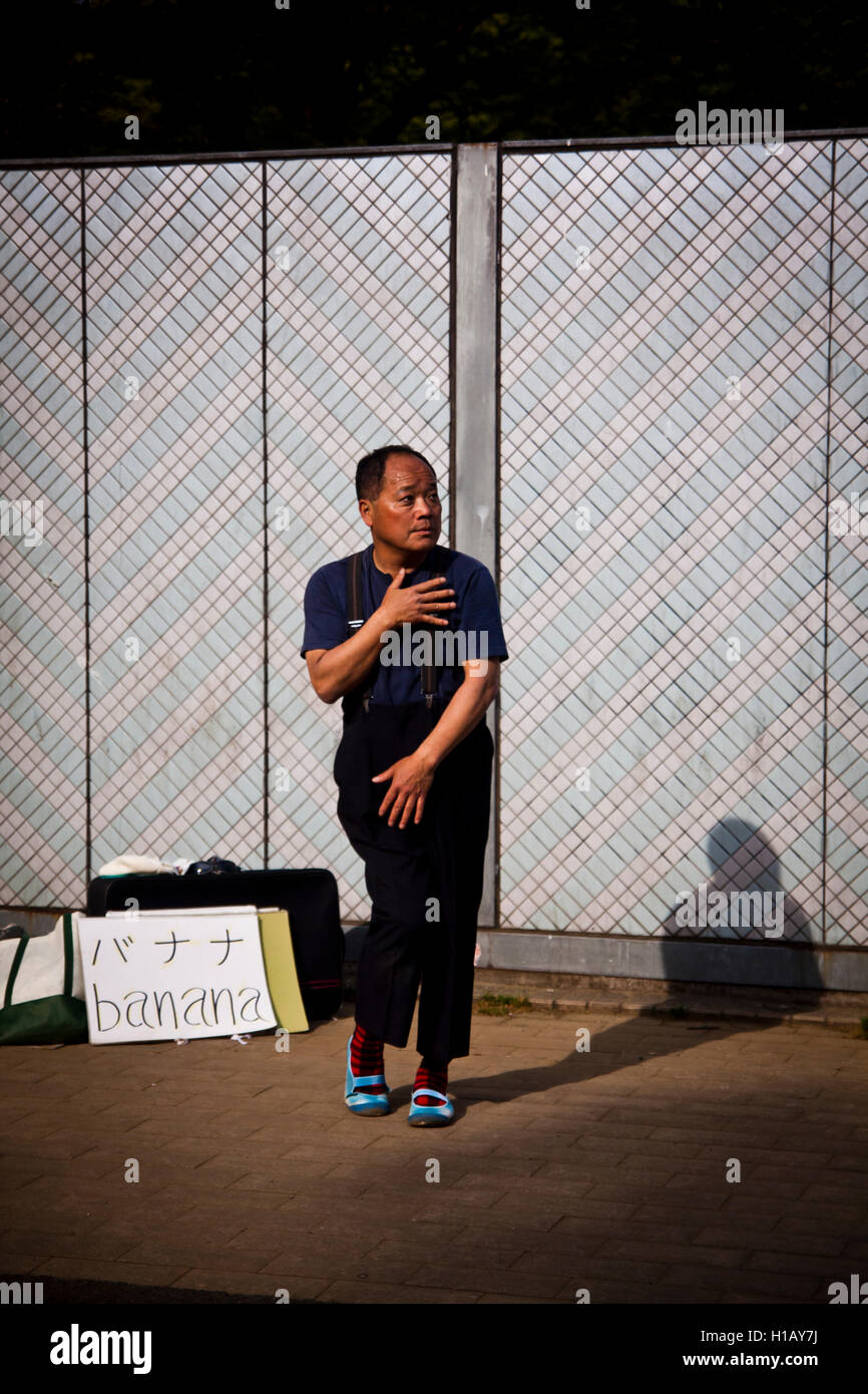 A mime performs in Yoyogi Park, Tokyo, Japan Stock Photo - Alamy
