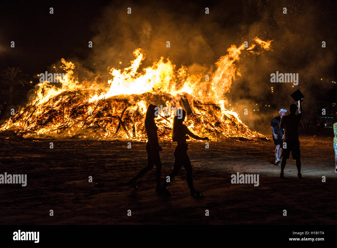 Dancing around fire pagan hi-res stock photography and images - Alamy