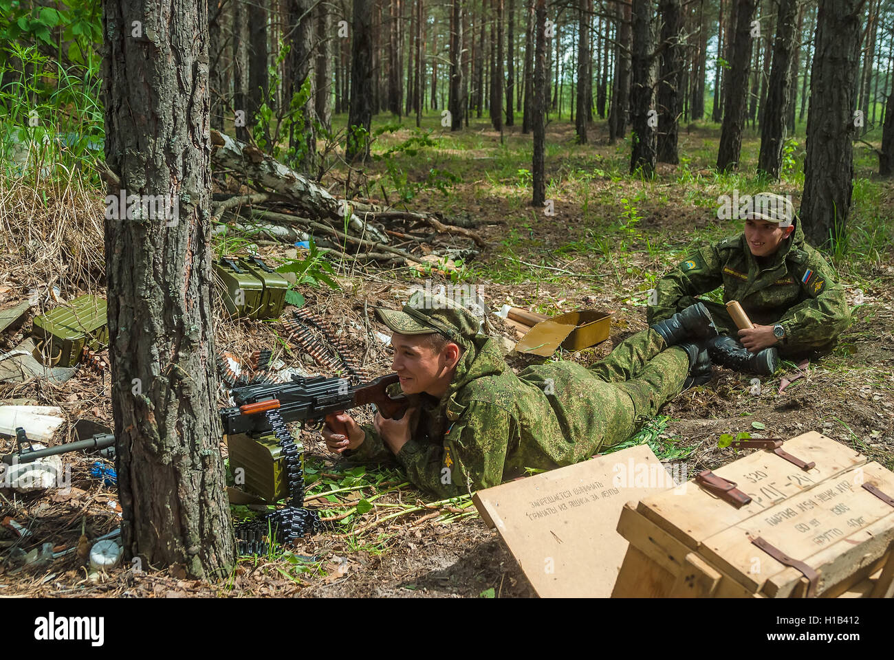 Machine gunners ambush in forest Stock Photo - Alamy