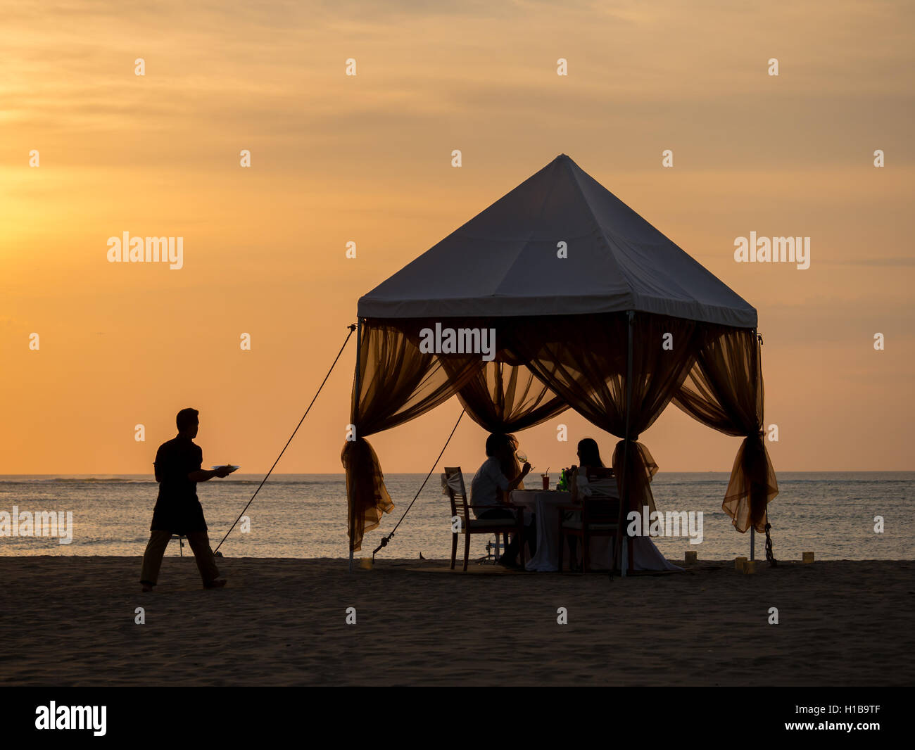 Romantic dinner on the beach in Bali Stock Photo - Alamy