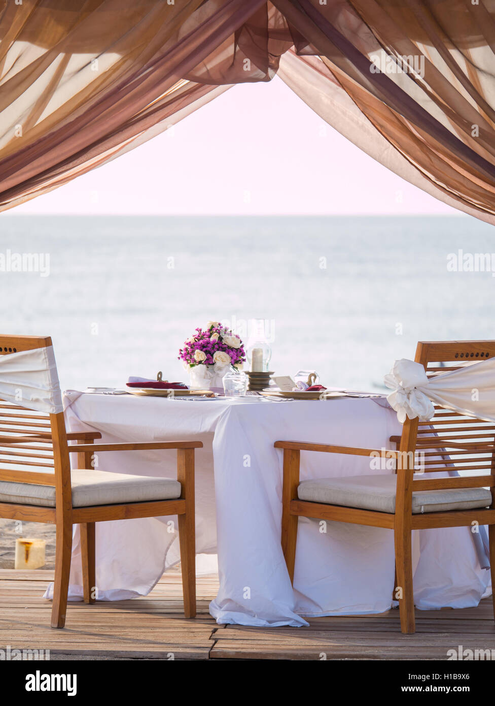 Romantic dinner setting on the beach Stock Photo - Alamy