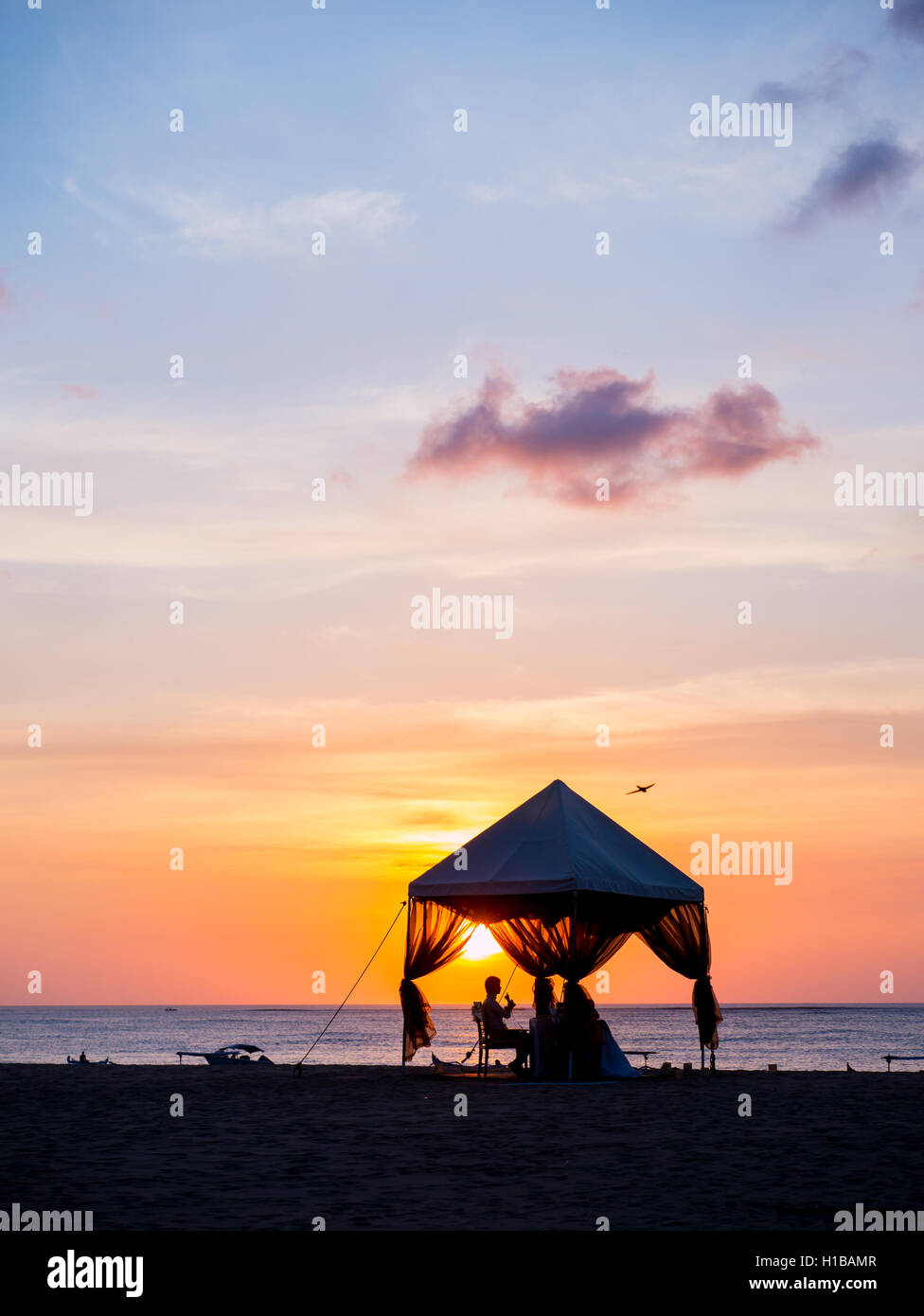 Romantic dinner on the beach in Bali Stock Photo - Alamy