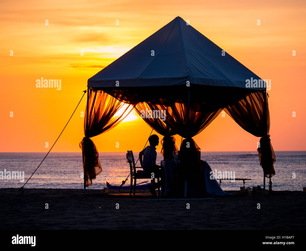 Romantic dinner on the beach in Bali Stock Photo - Alamy