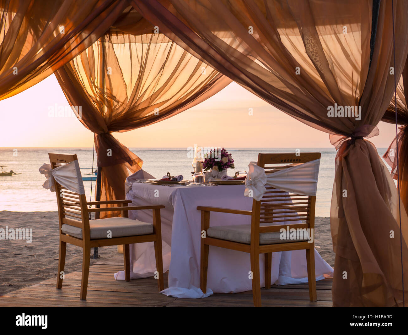 Romantic dinner setting on the beach Stock Photo - Alamy
